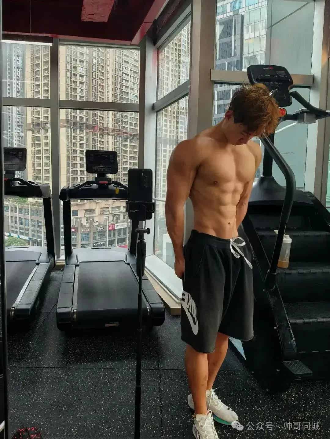 185cm东北黑皮体育生，壁垒分明的肌肉！-潮男潮北